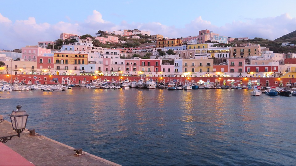 ¿Cuál es la mejor época para ir a Ponza y cómo llegar? | FerryBooking24